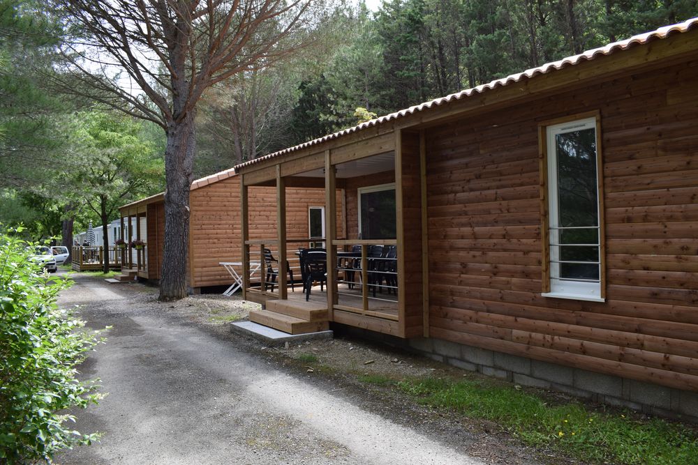 Camping Prémian Chalet terrasse vue d'ensemble des chalets - Les ...