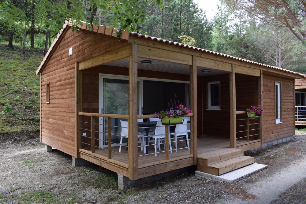 Camping Prémian Chalet vue d'ensemble - Les Terrasses du Jaur - Camping ...